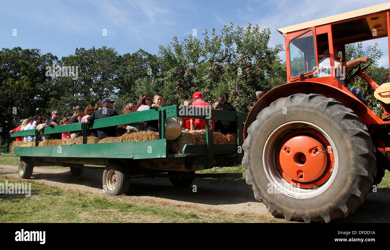 Sept. 27, 2013 - Mukwonago, Wisconsin, USA - Patrons getting a wagon ...