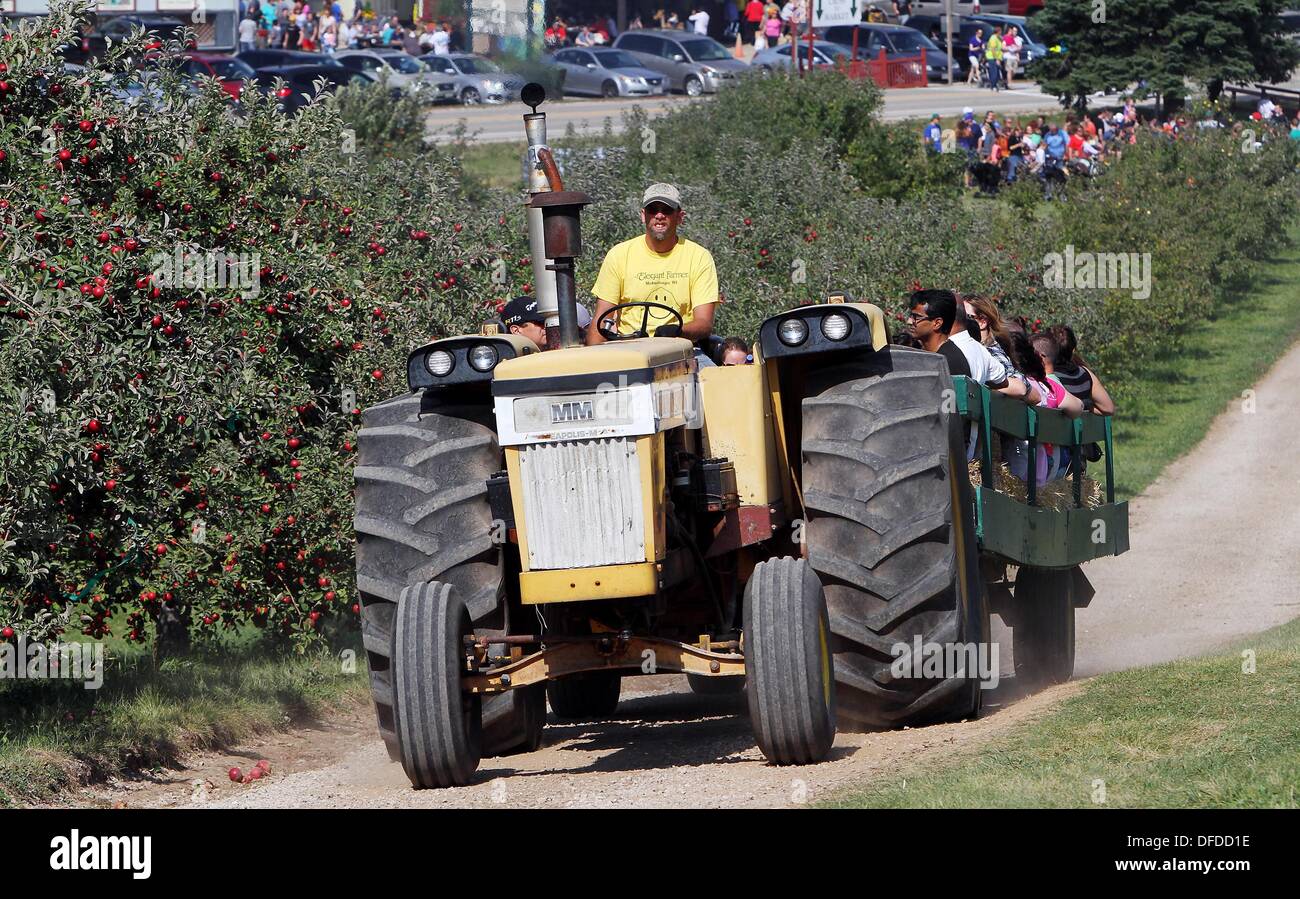 Sept. 28, 2013 - Mukwonago, Wisconsin, USA - Patrons getting a wagon ...