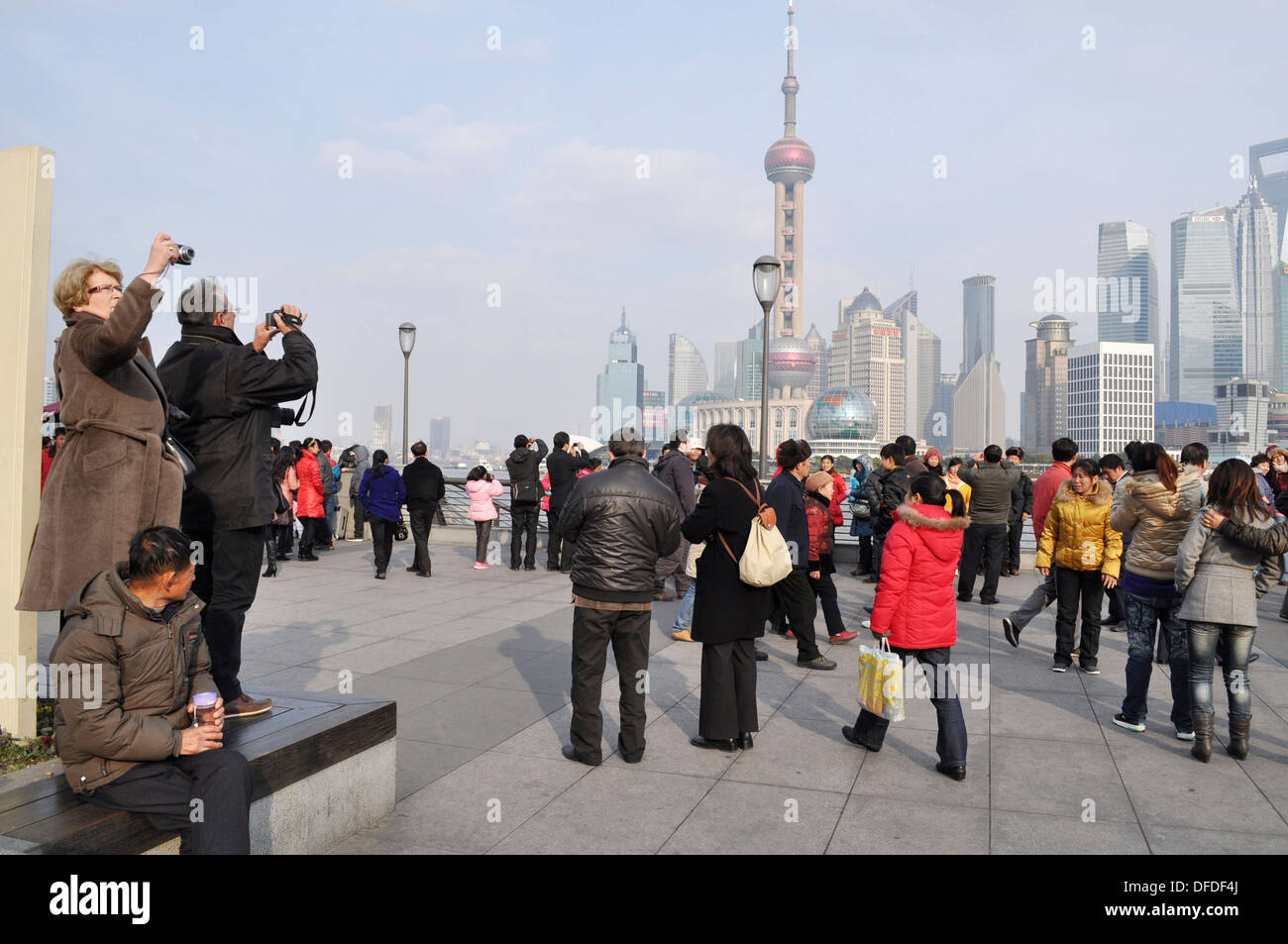 Shanghai (China): tourists along the Bund riverside with the skyline of ...