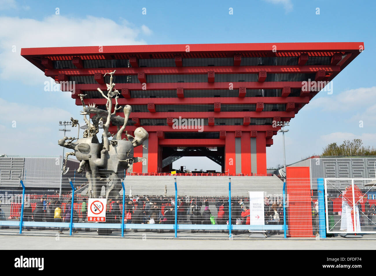 China pavilion modern statue hi-res stock photography and images - Alamy