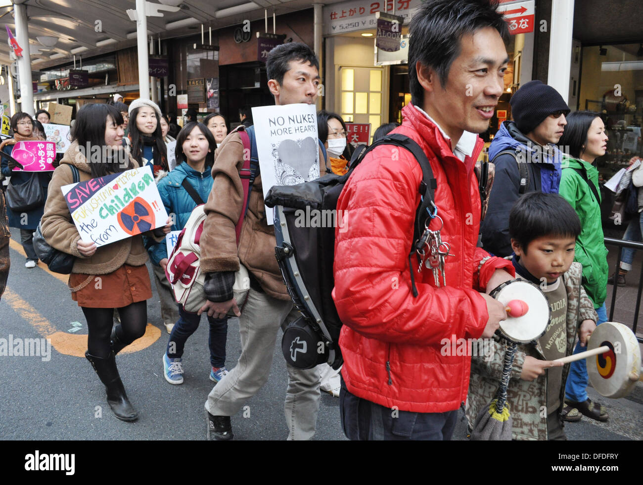 Japanese people protesting hi-res stock photography and images - Alamy
