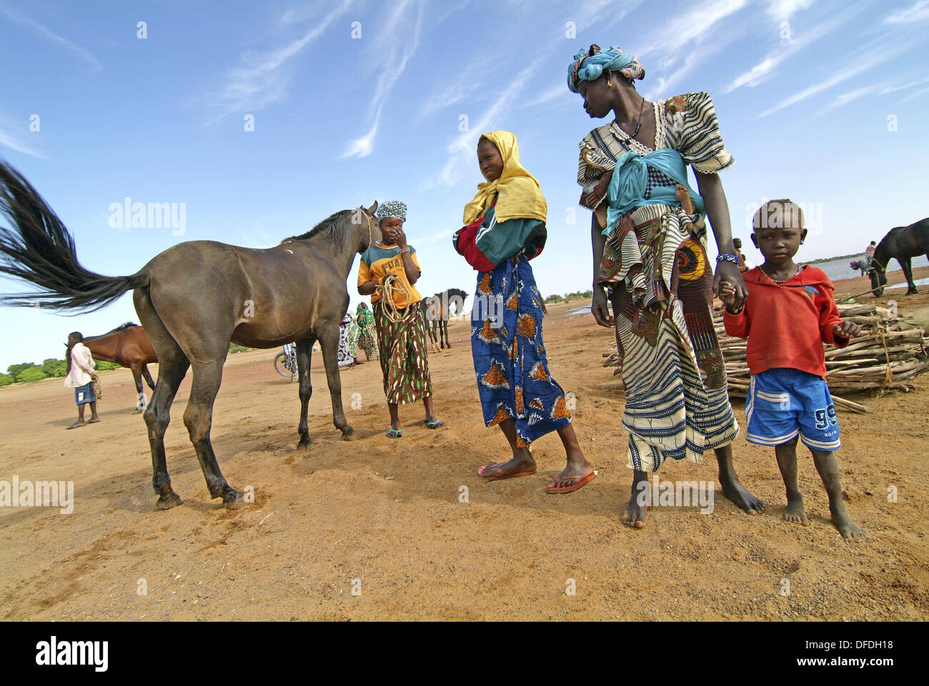 People waiting the ferryboat, Djenne, Mali Stock Photo - Alamy