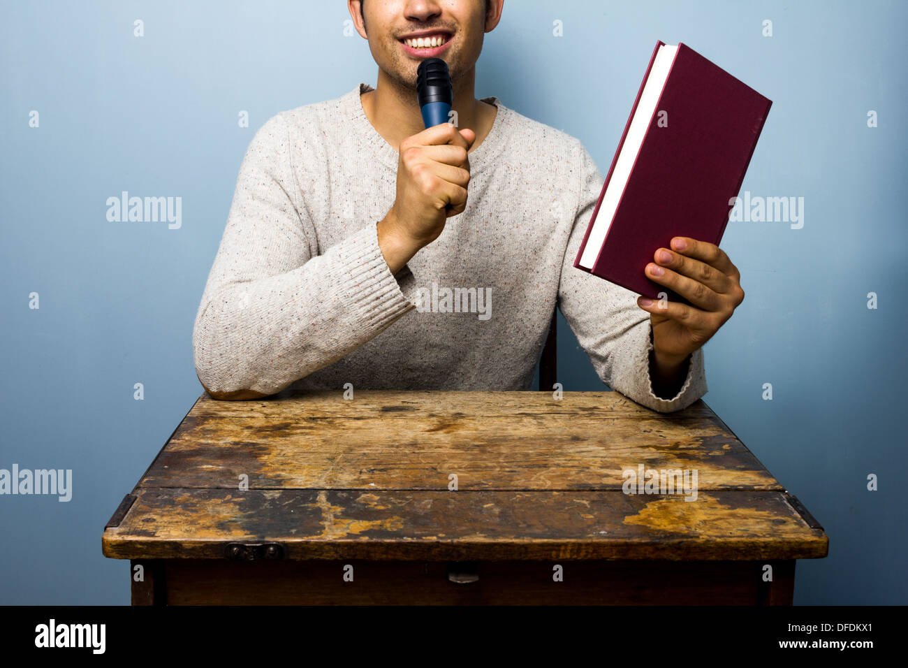 Writer at desk hi-res stock photography and images - Alamy