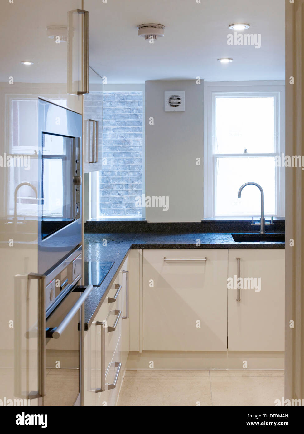 Blenheim Crescent, London, United Kingdom. Architect: Jerry Tate ...