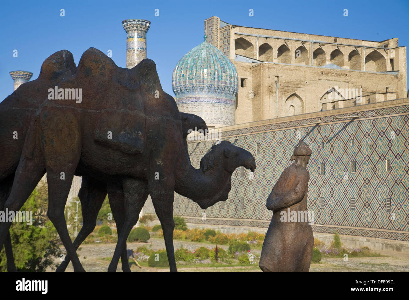 Bactrian camels statue hi-res stock photography and images - Alamy