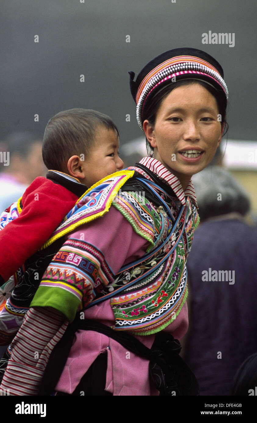 Yi tribal clothes hi-res stock photography and images - Alamy