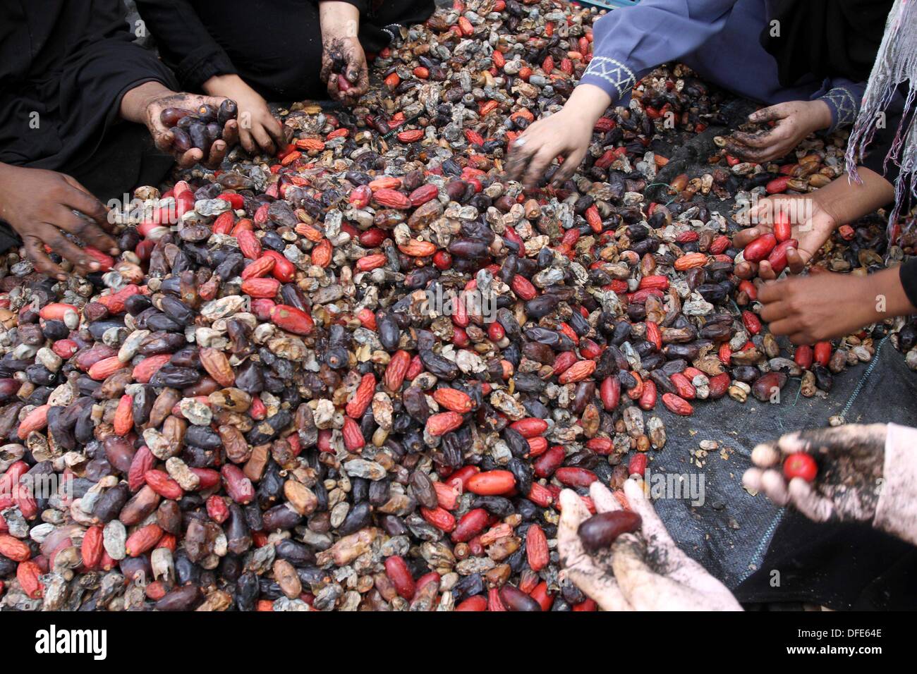 Yunis name in arabic hi-res stock photography and images - Alamy