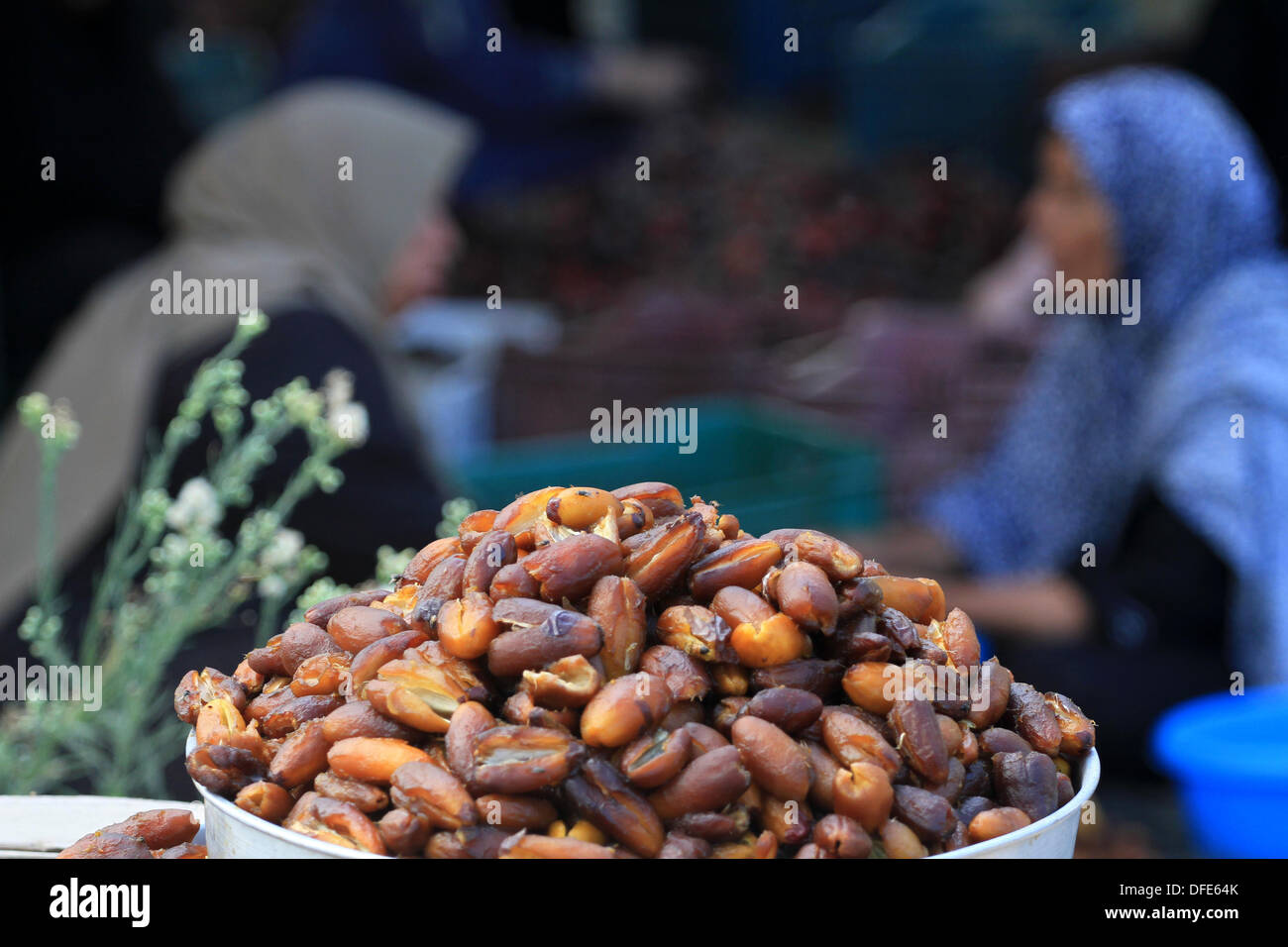 Yunis name in arabic hi-res stock photography and images - Alamy