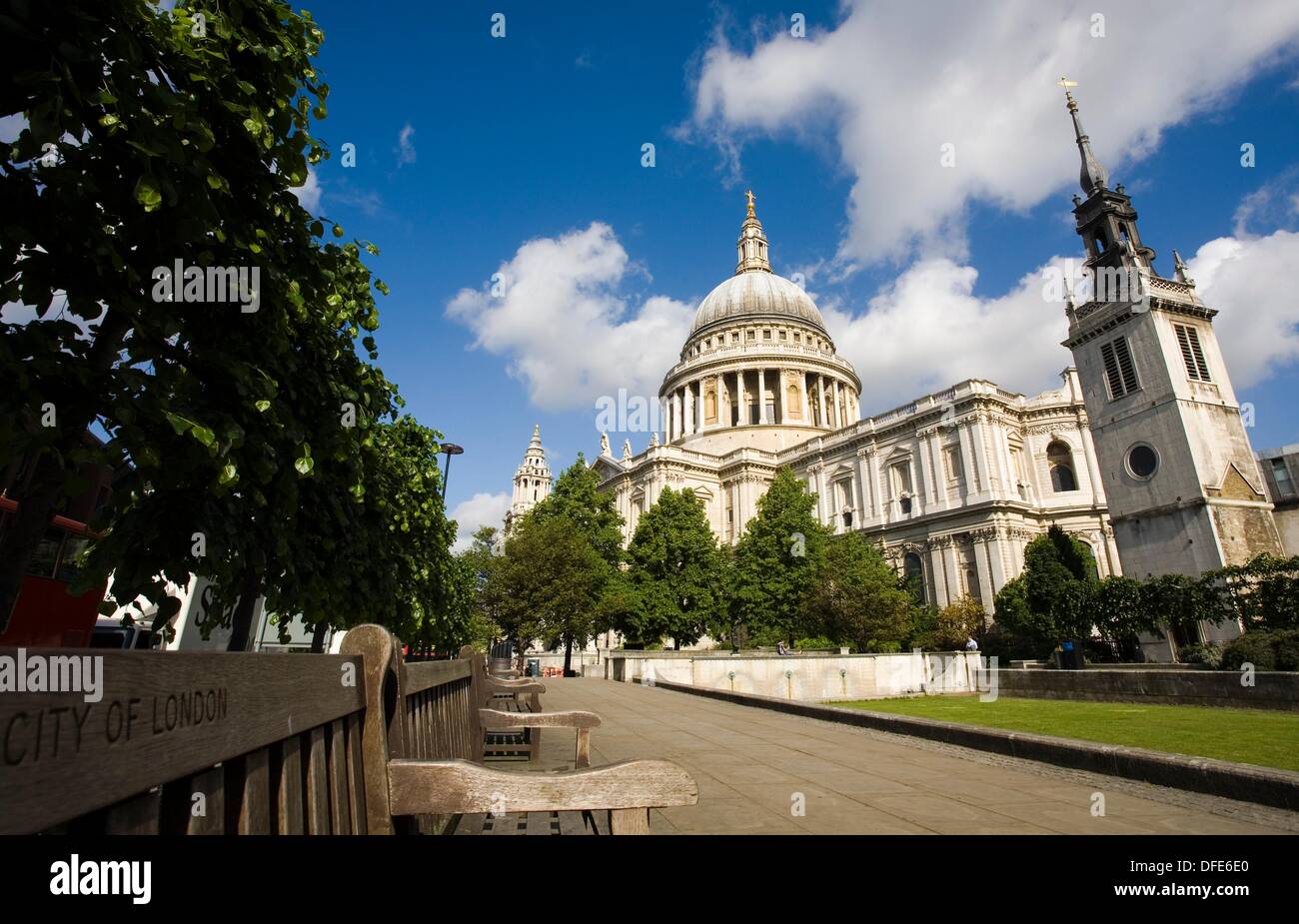 London cathedral garden hi-res stock photography and images - Alamy