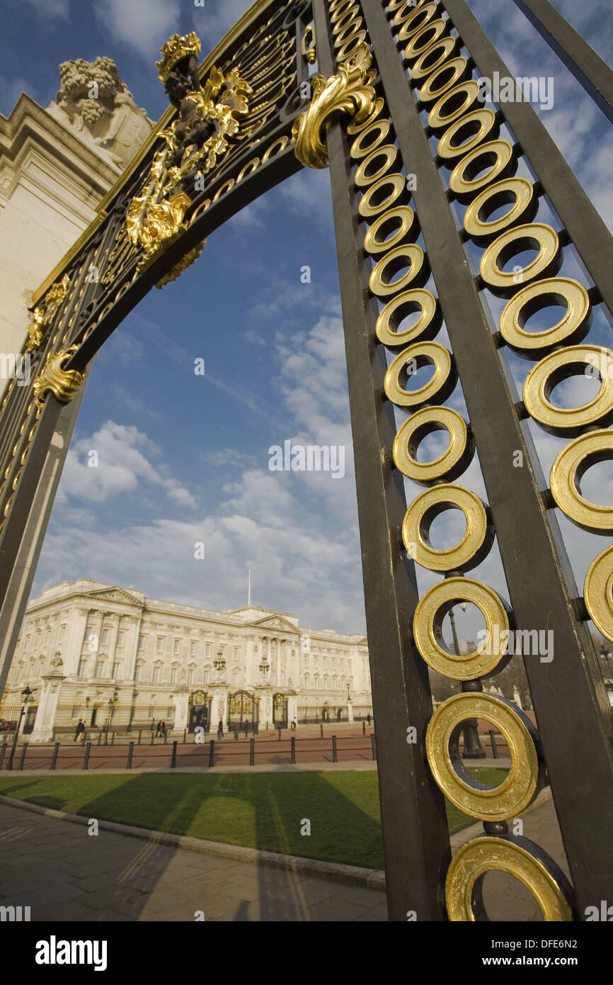 Gates of the palace hi-res stock photography and images - Alamy