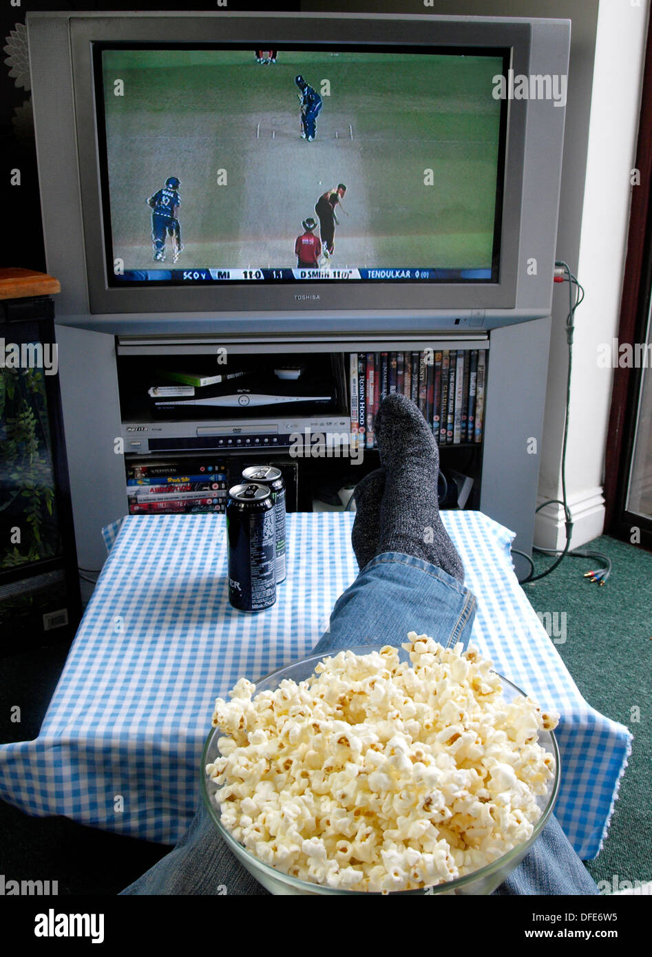 Tv watching popcorn hi-res stock photography and images - Alamy
