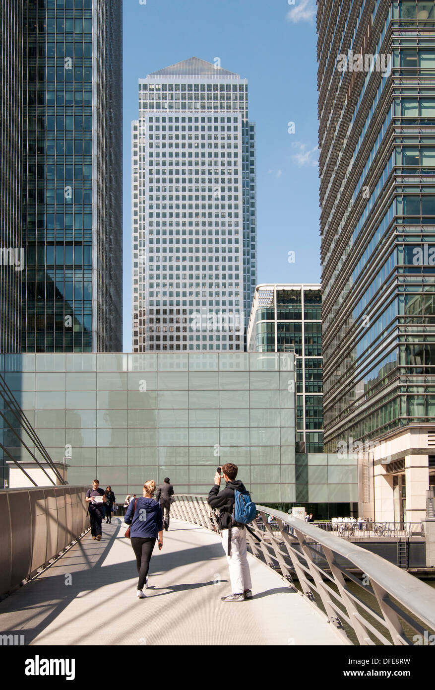 South Quay Footbridge, Canary Wharf, Isle of Dogs, London, England, UK ...