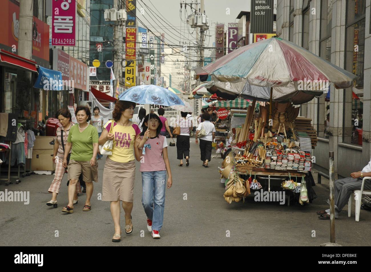 Summer street scene in seoul hi-res stock photography and images - Alamy
