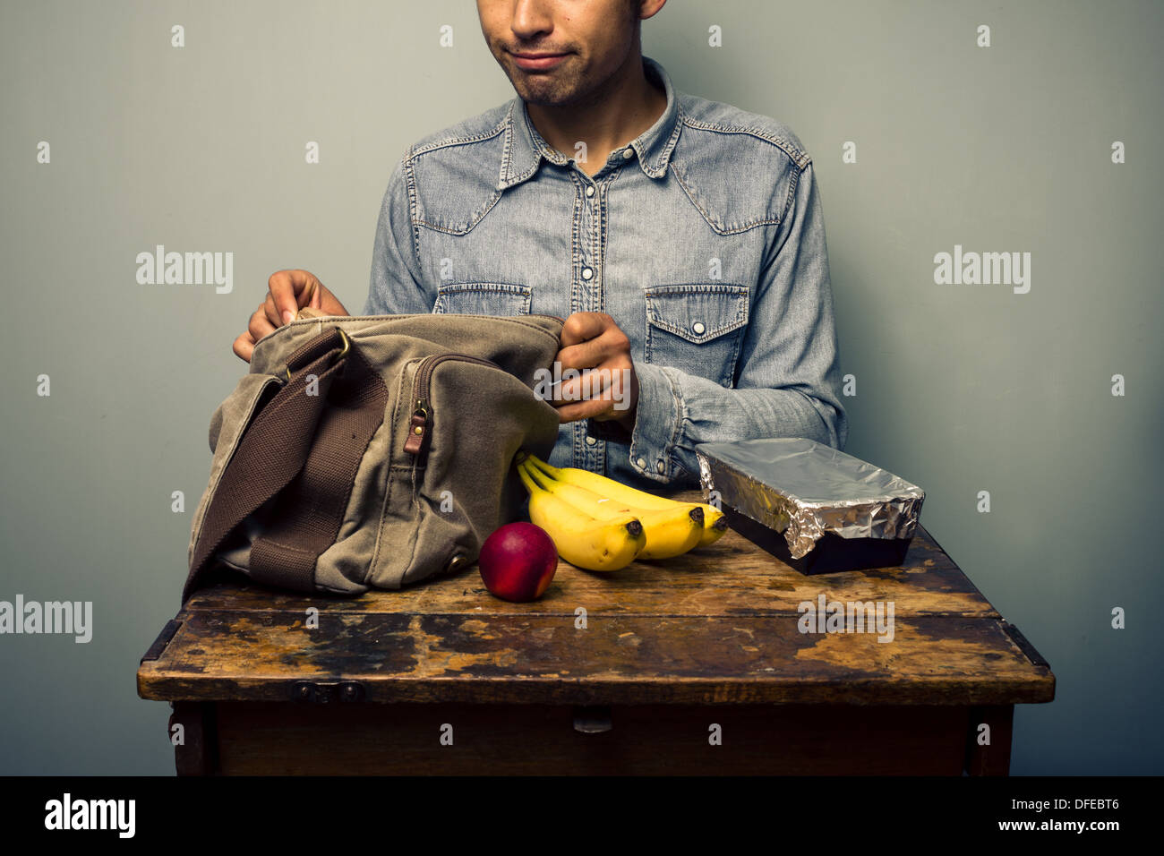 Man packing desk hi-res stock photography and images - Alamy