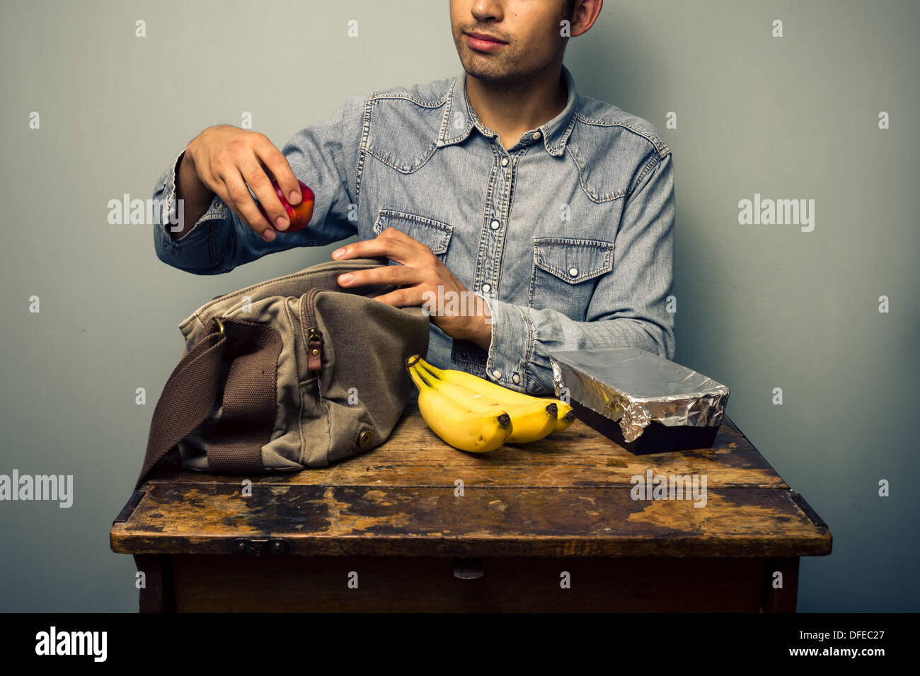 Man packing desk hi-res stock photography and images - Alamy