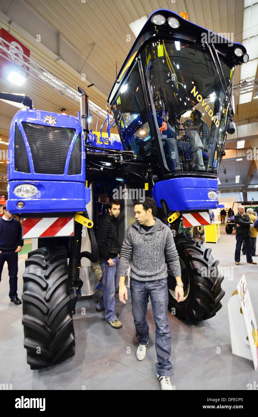 Vine growing techniques hi-res stock photography and images - Alamy