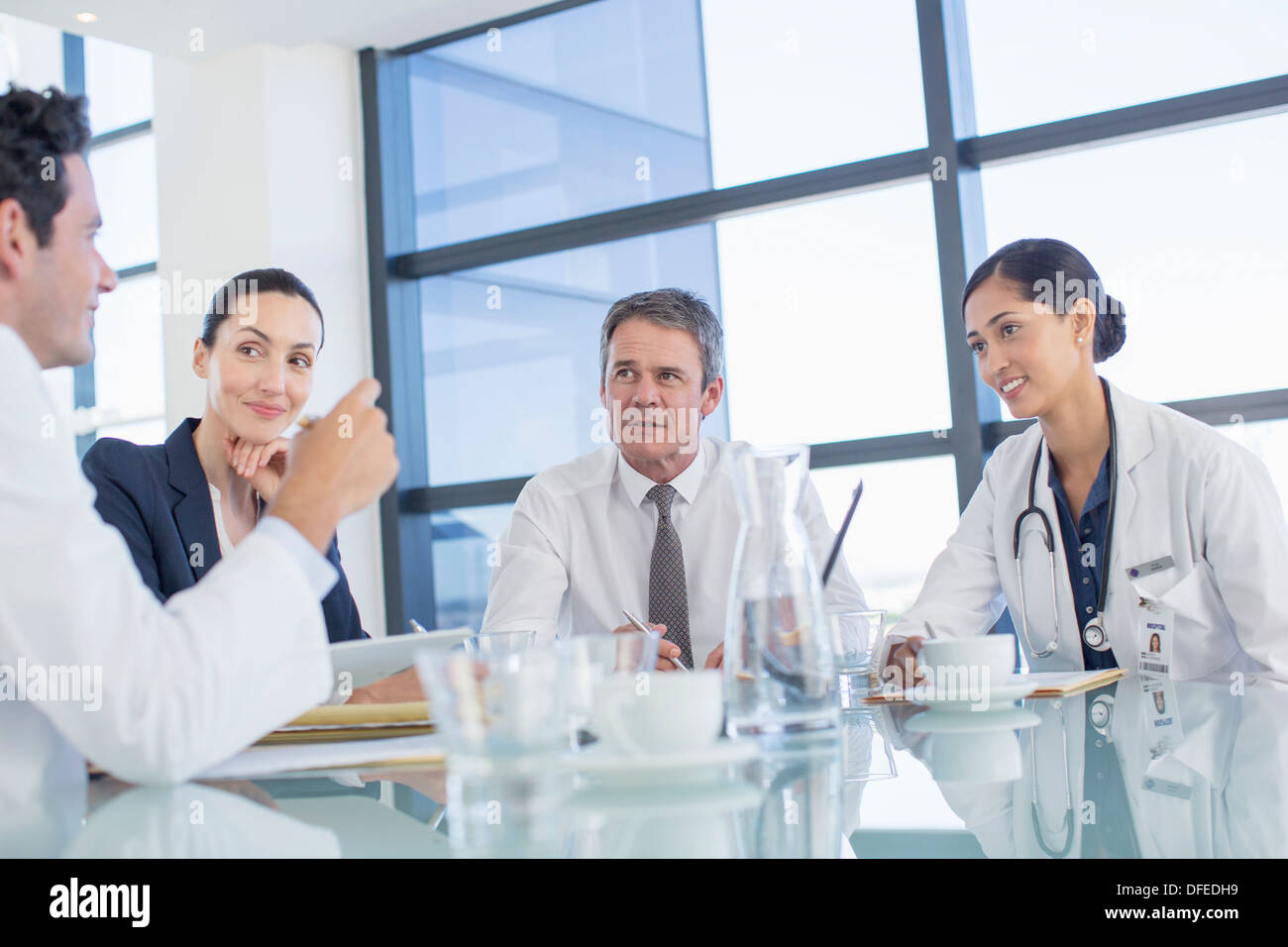 Doctors meeting in conference room hi-res stock photography and images ...