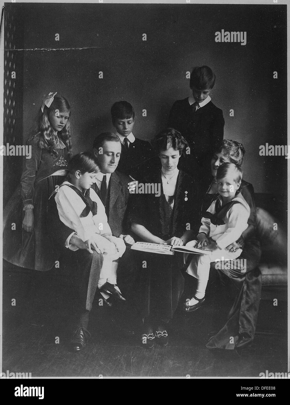 Franklin D. Roosevelt, his wife Eleanor, and their family are captured ...