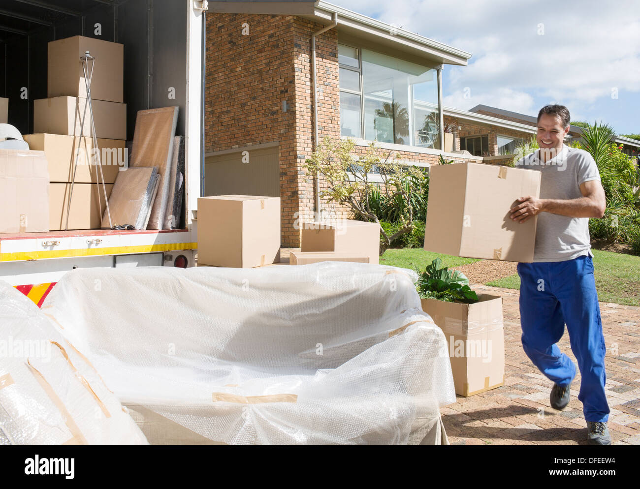 Moving day box hi-res stock photography and images - Alamy