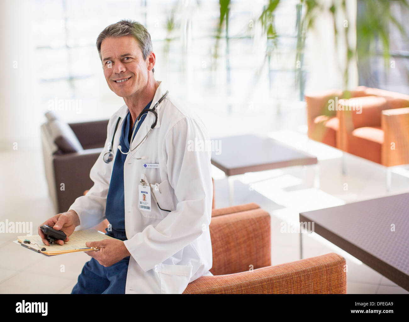 Doctor smiling portrait hi-res stock photography and images - Alamy
