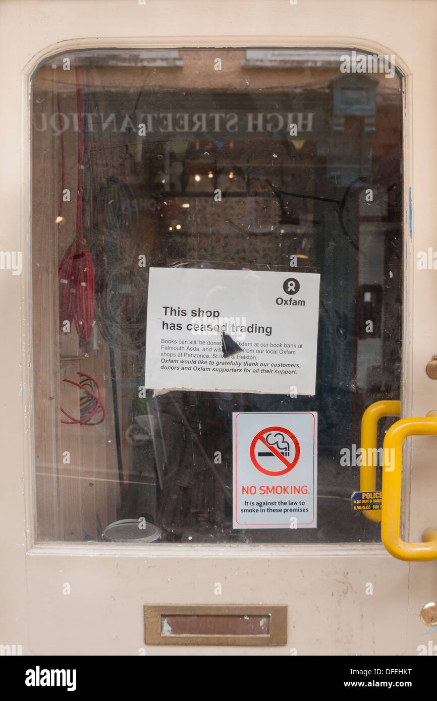oxfam charity shop closure notice on door Stock Photo - Alamy