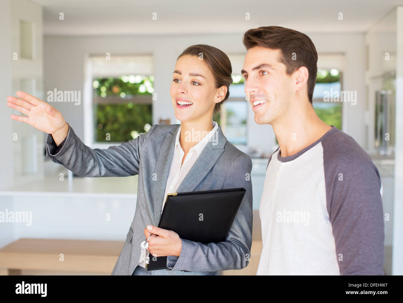 Man viewing house hi-res stock photography and images - Alamy