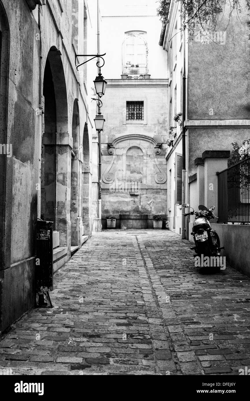 Paris side street hi-res stock photography and images - Alamy
