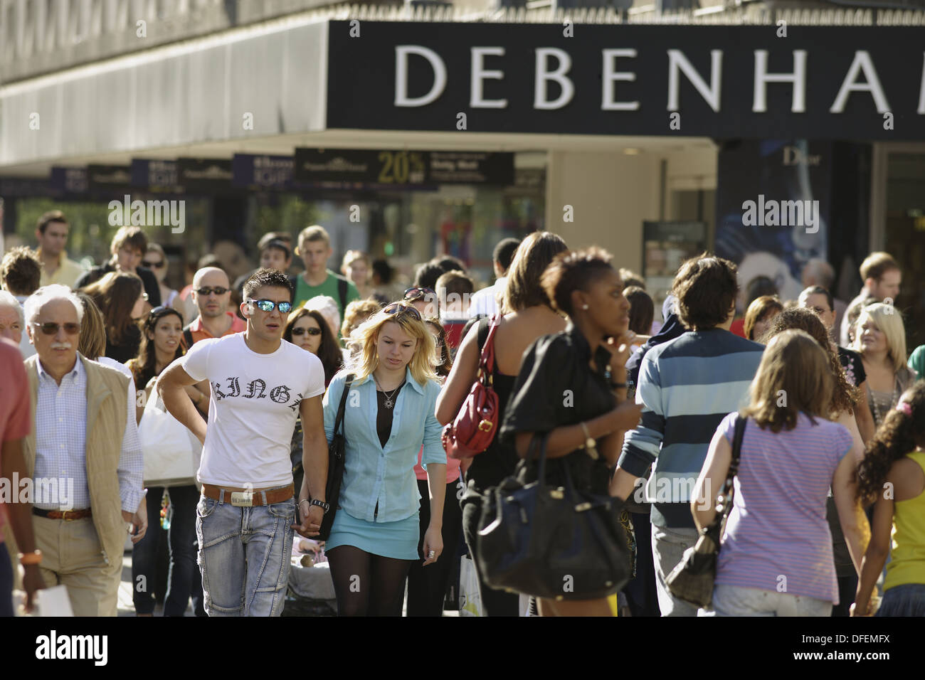 Crowded sidewalk on oxford street hi-res stock photography and images ...