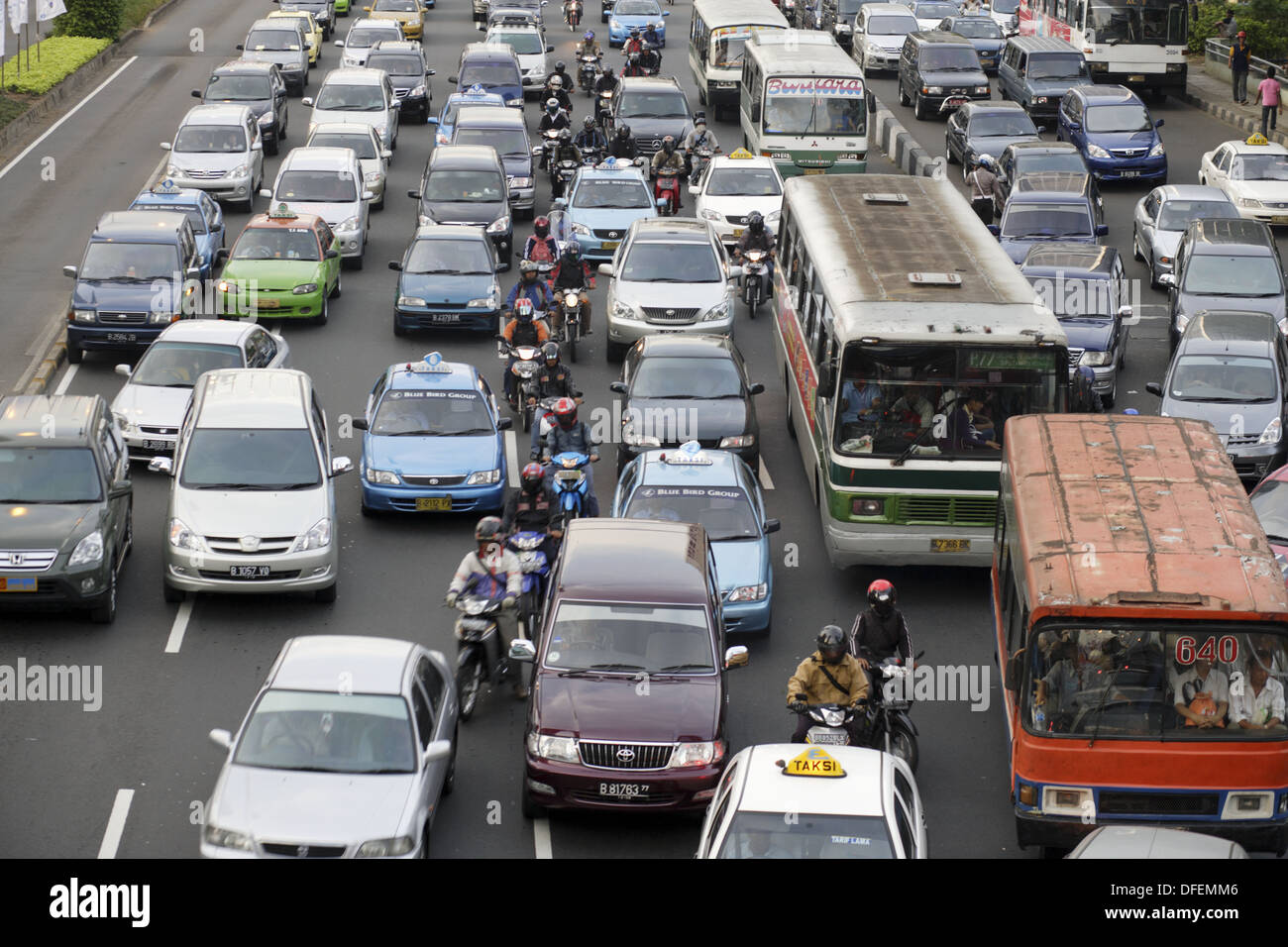 Many traffic lights one way hi-res stock photography and images - Alamy