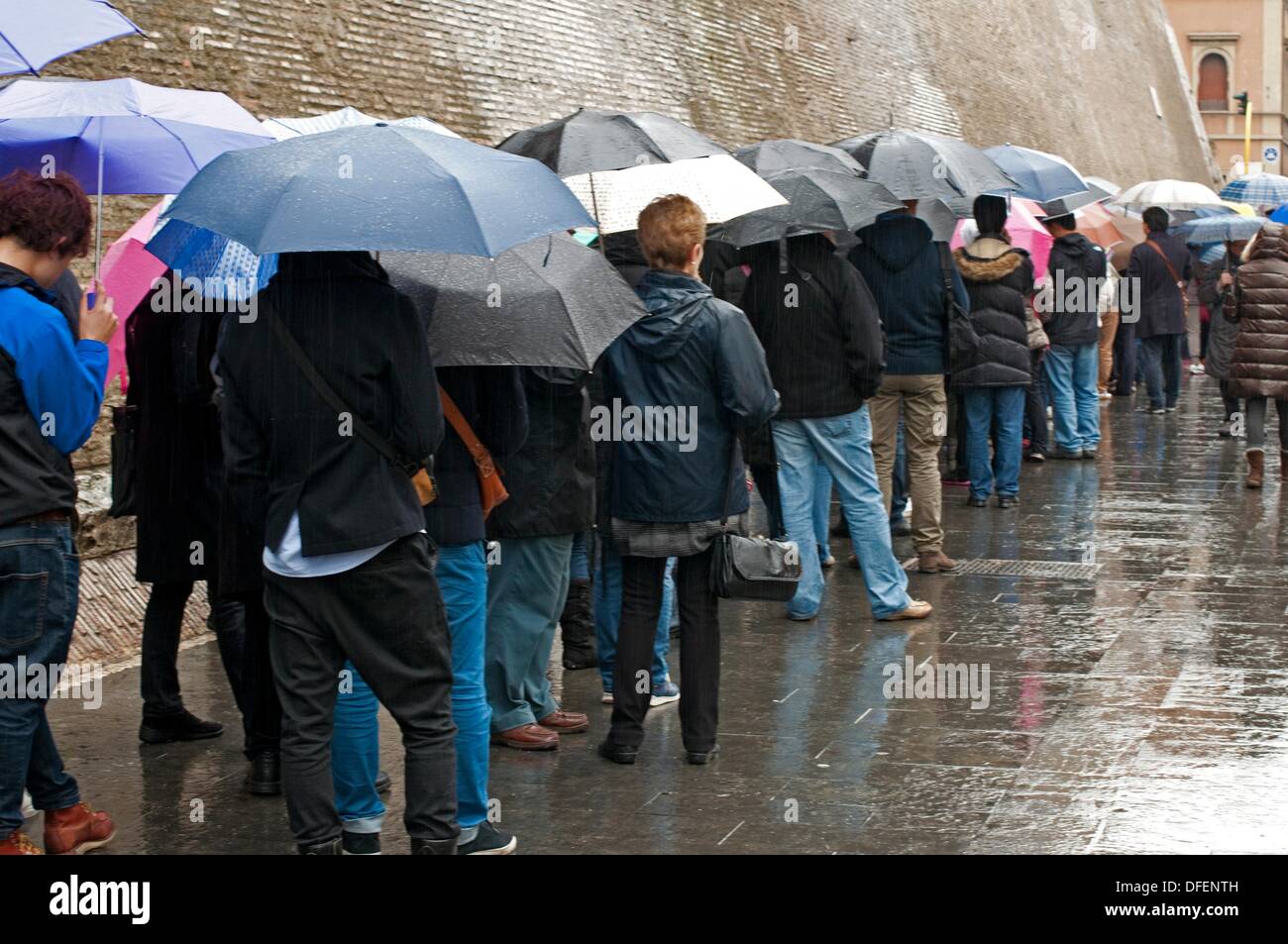 people waiting in line to get to Vatican Museum, Italy Stock Photo - Alamy
