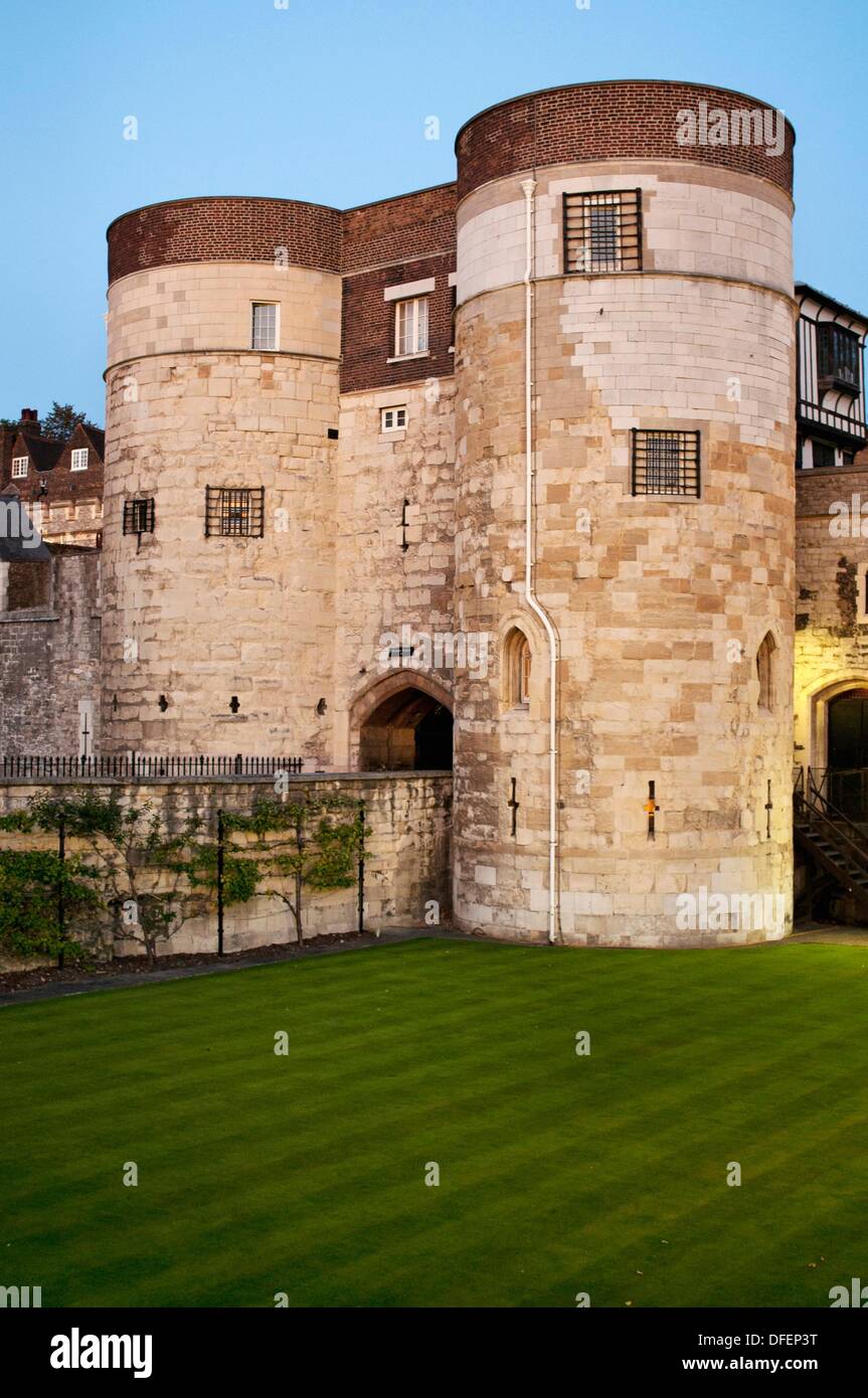 Tower of london entrance sunset hi-res stock photography and images - Alamy