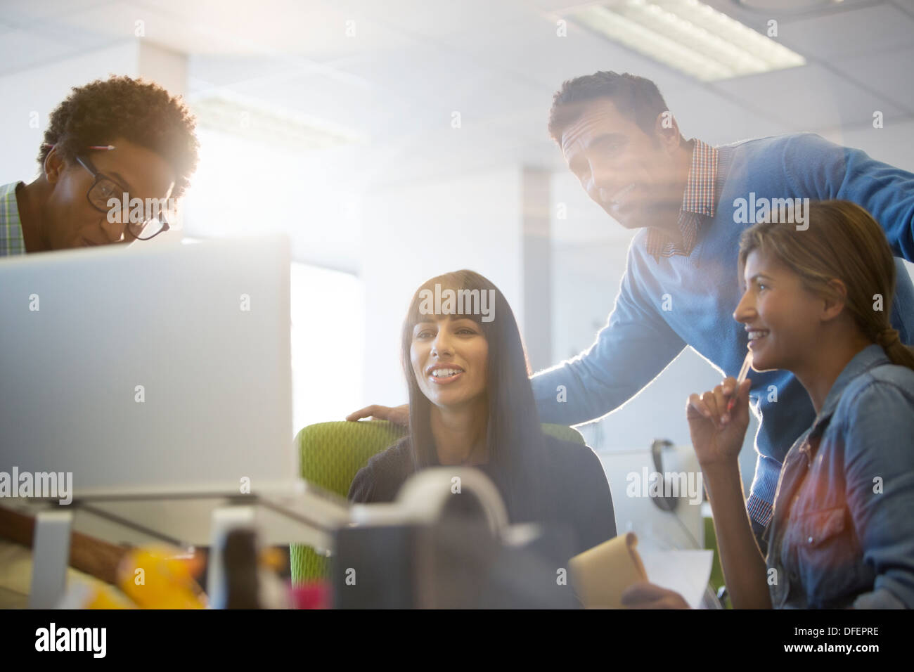 Talking at office desk hi-res stock photography and images - Alamy