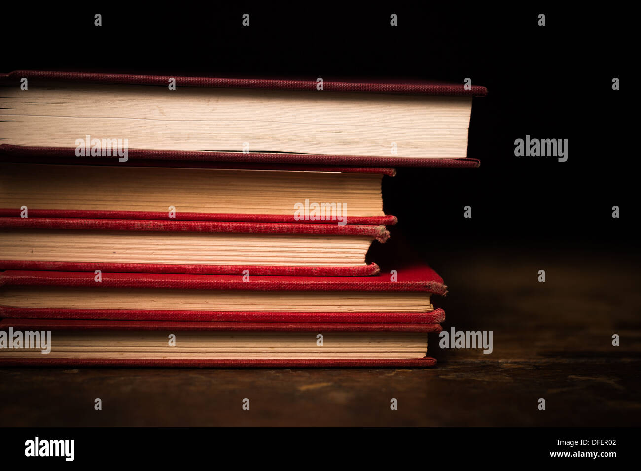 Dark books hi-res stock photography and images - Alamy