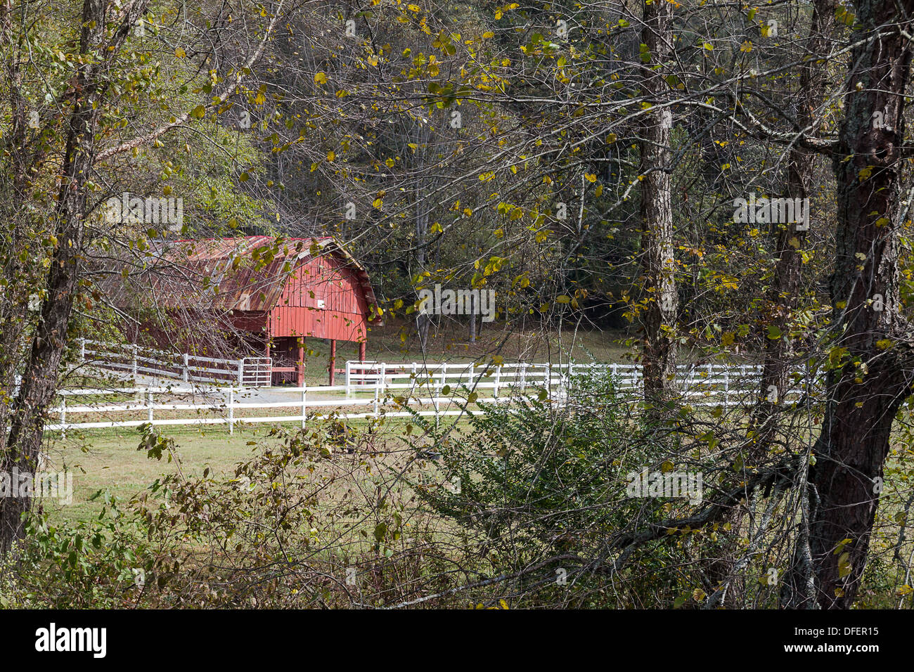 Red barns with green roof hi-res stock photography and images - Alamy