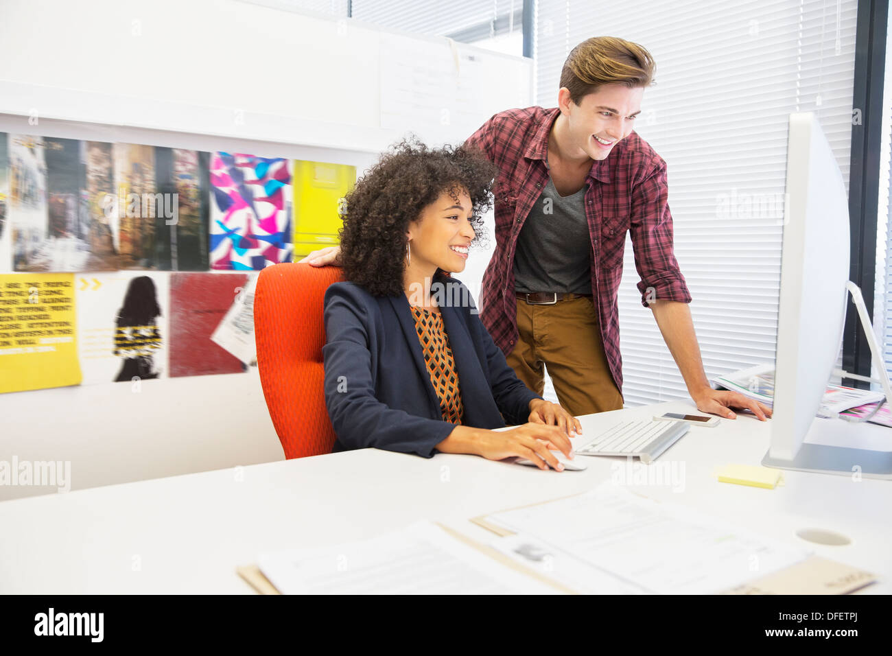 People working computer office hi-res stock photography and images - Alamy