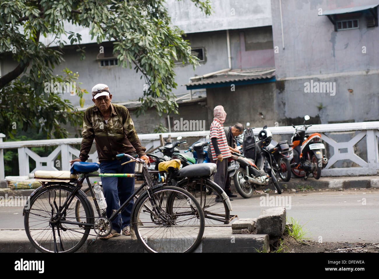 Poor man with bicycle hi-res stock photography and images - Alamy