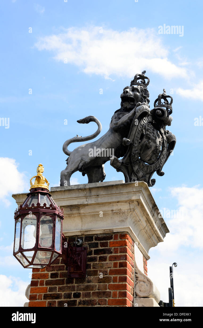 Heraldic beasts hi-res stock photography and images - Alamy