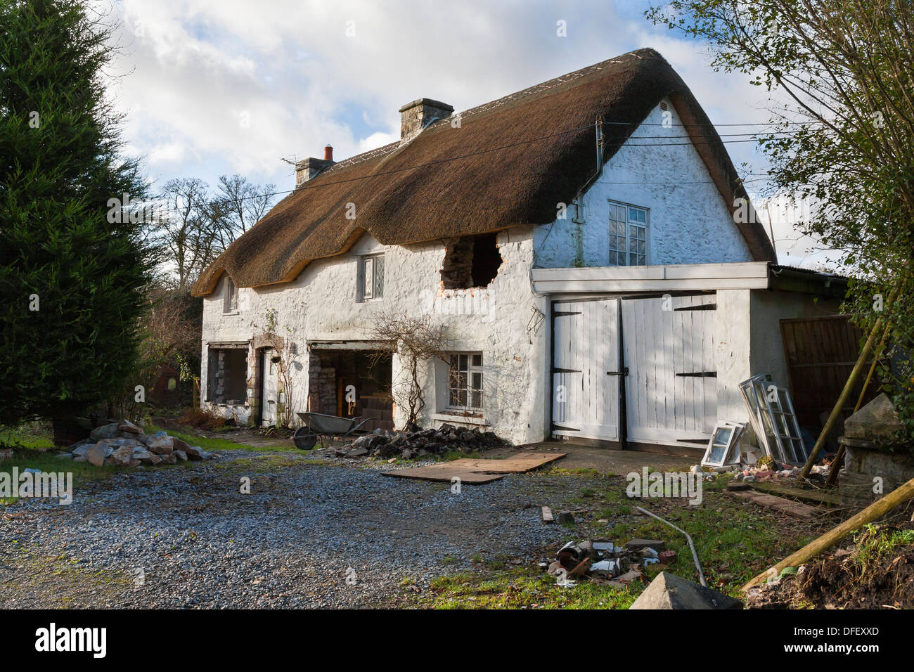 old thatched cottage restoration Stock Photo - Alamy