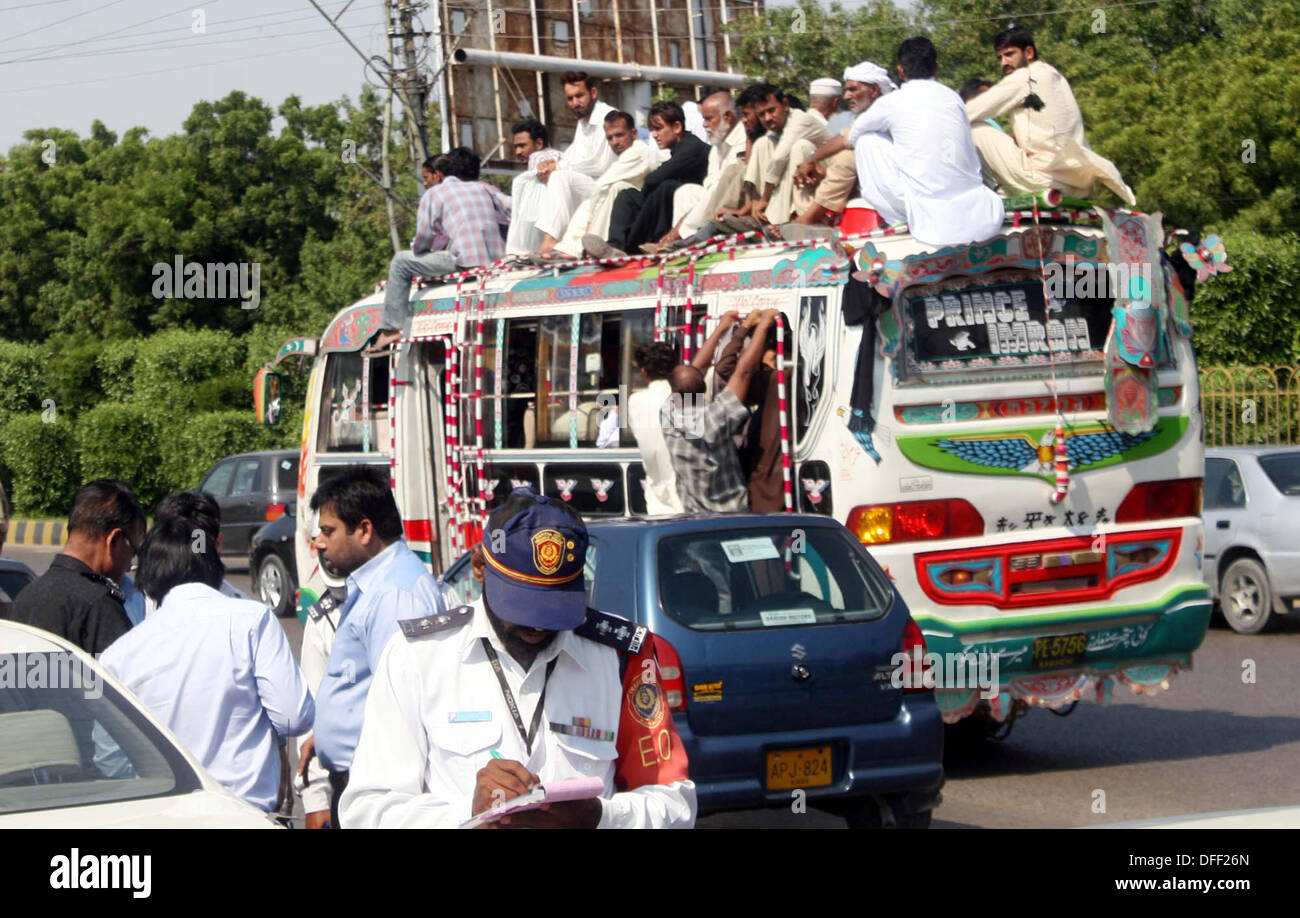 Pakistan bus passengers hi-res stock photography and images - Alamy