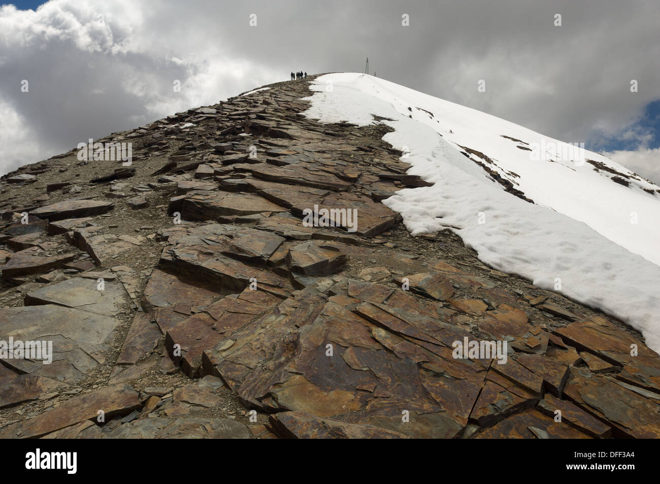 Tourists hiking to the 5421 metre (17,785 ft) summit of Chacaltaya ...