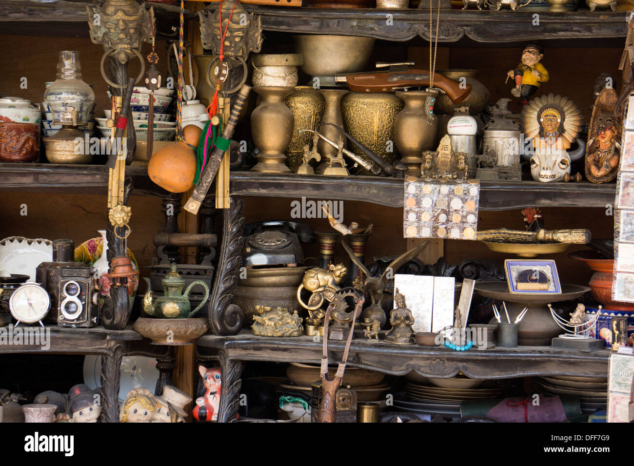 Trinkets for sale hi-res stock photography and images - Alamy