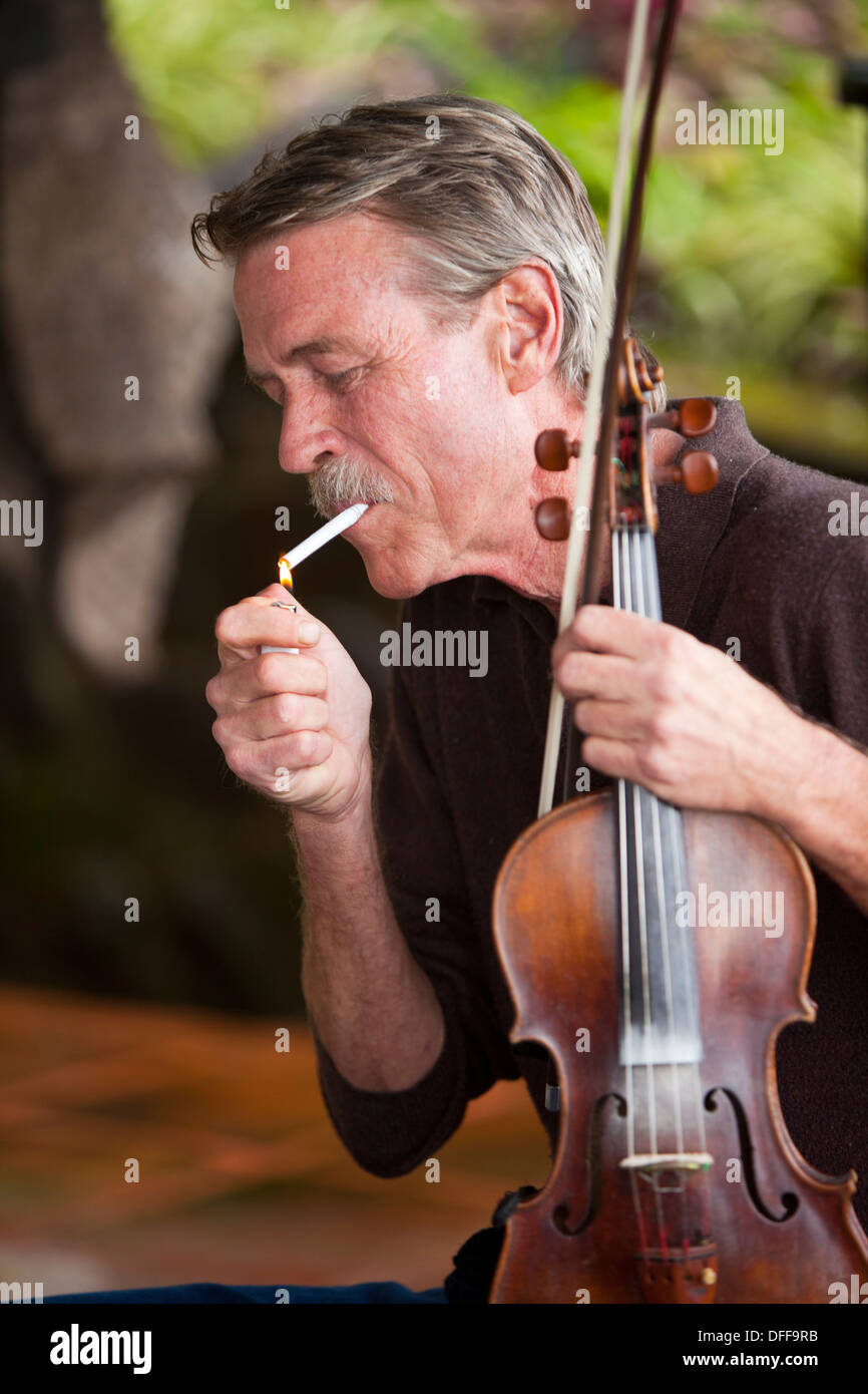 Male violin player hi-res stock photography and images - Alamy