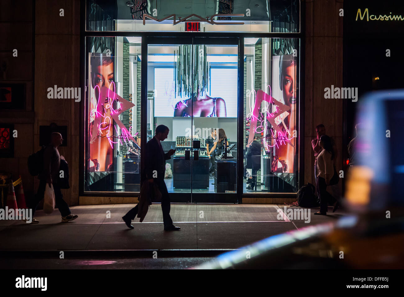 Mac make up storefront hi-res stock photography and images - Alamy