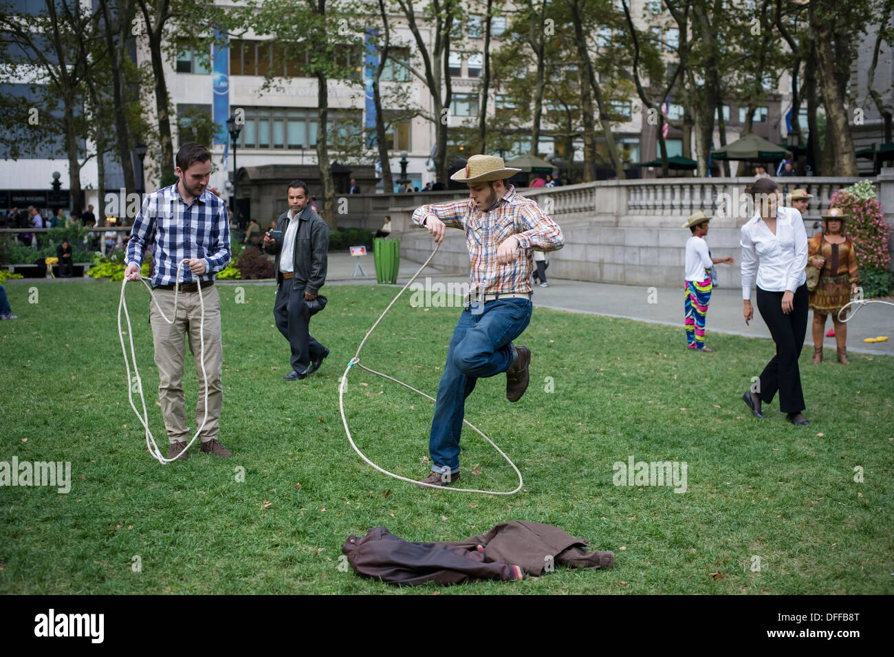 Wannabe cowboys practice their lassoing Stock Photo - Alamy