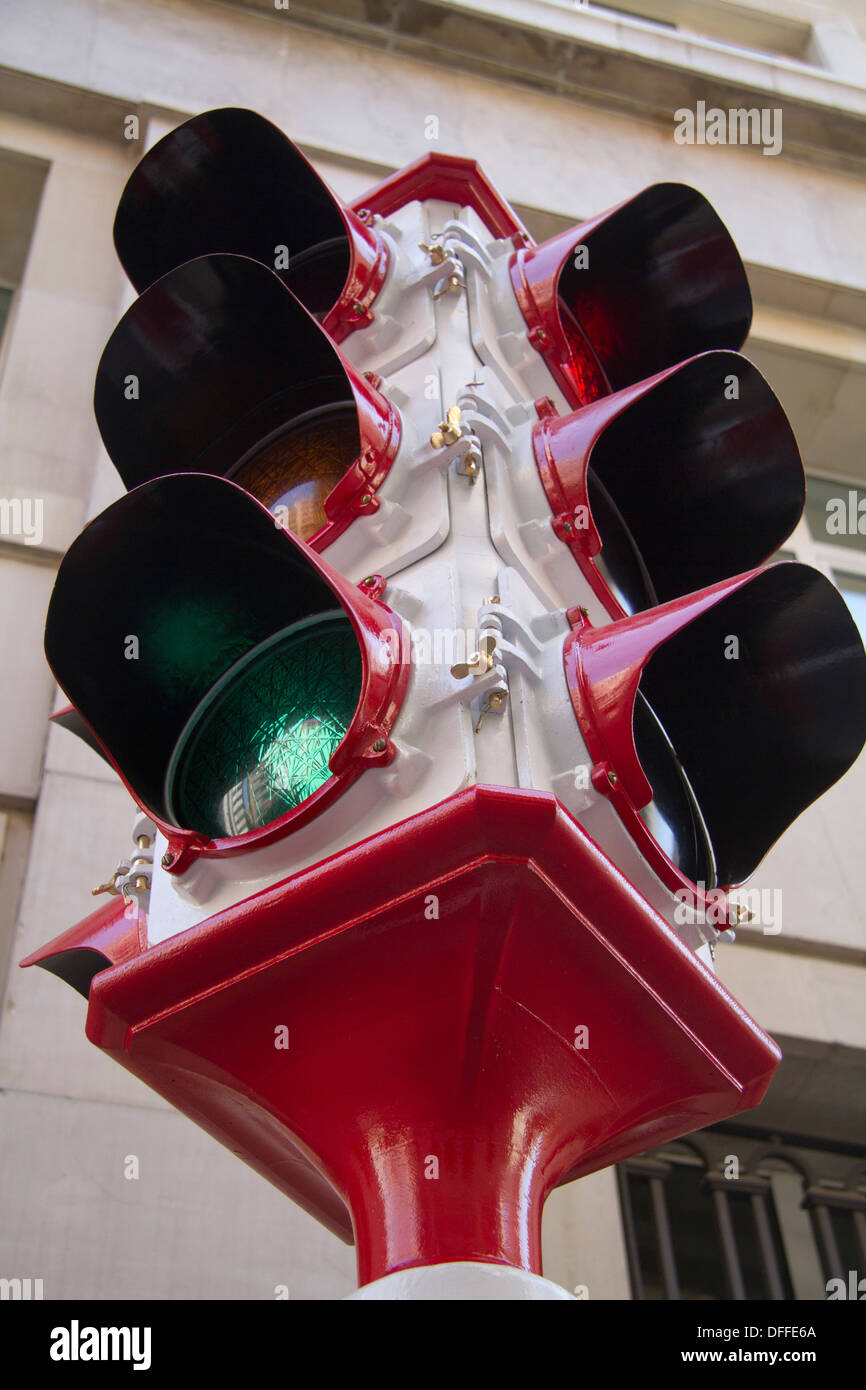 Vintage in use traffic lights hi-res stock photography and images - Alamy