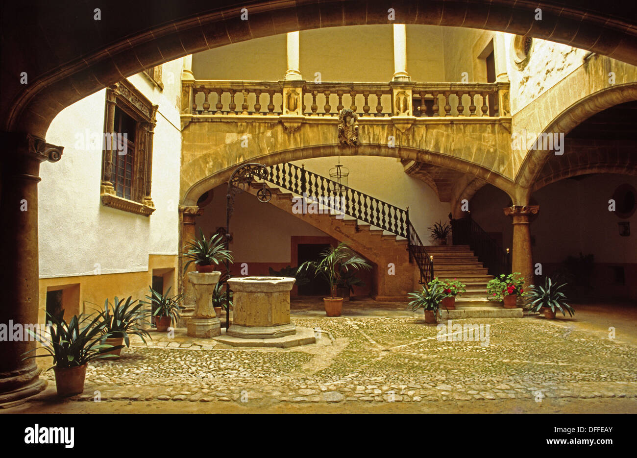 17th century courtyard hi-res stock photography and images - Alamy