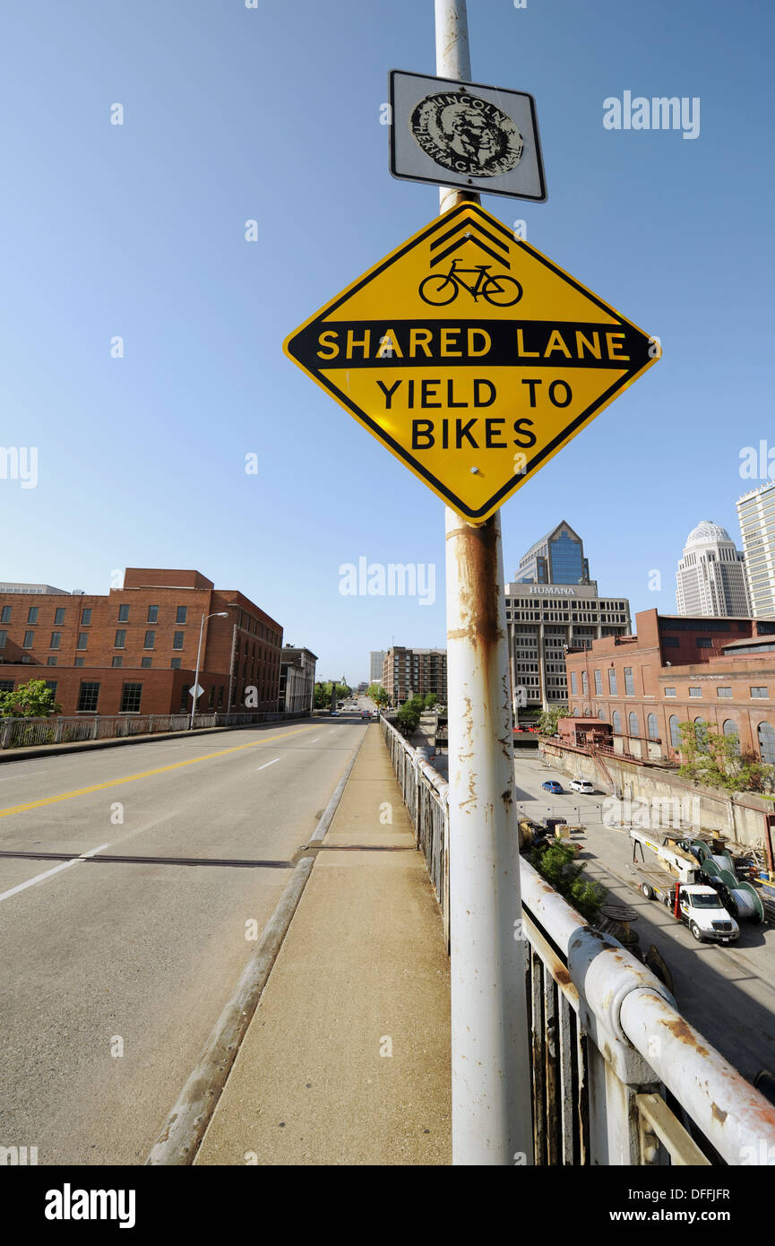 Bike lane yield sign hi-res stock photography and images - Alamy