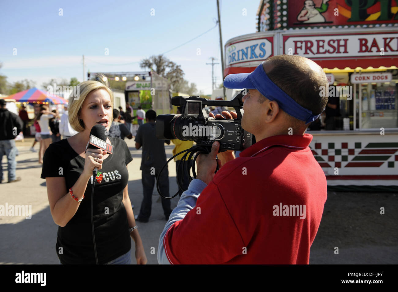 News reporter reporting hi-res stock photography and images - Alamy