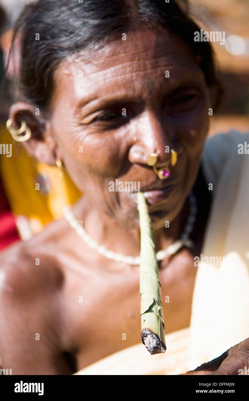 Smoking a spliff hi-res stock photography and images - Alamy