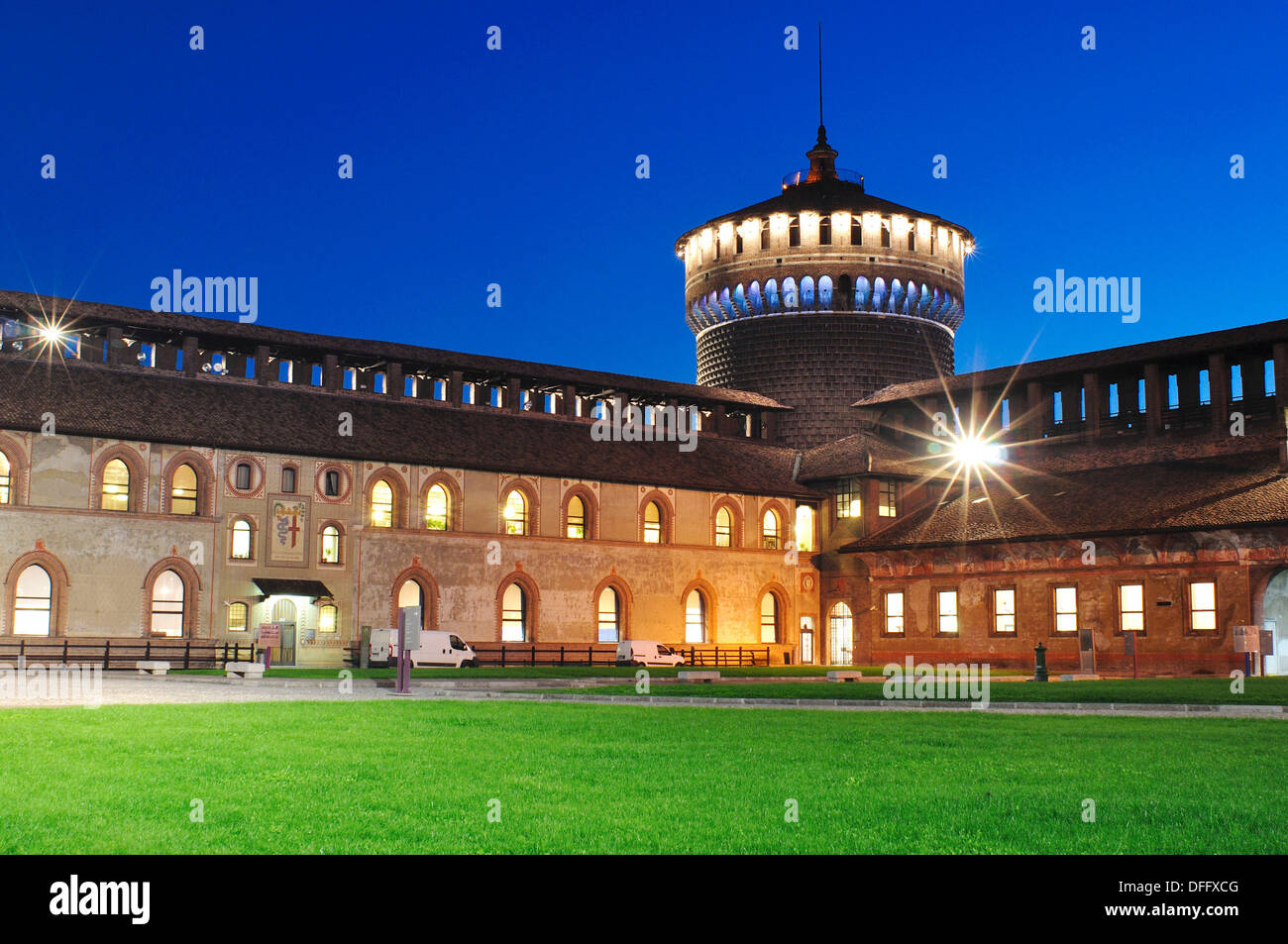 1400s courtyard hi-res stock photography and images - Alamy